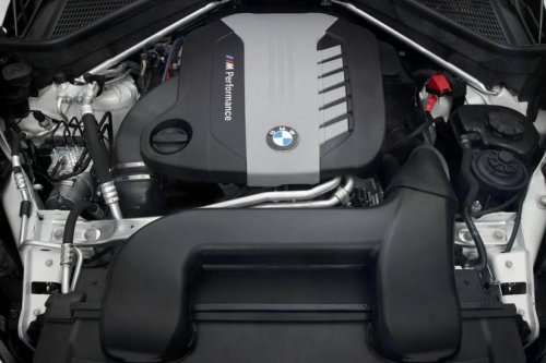 The tri-turbo 3.0L engine of the BMW M550d xDrive sedan and touring ...